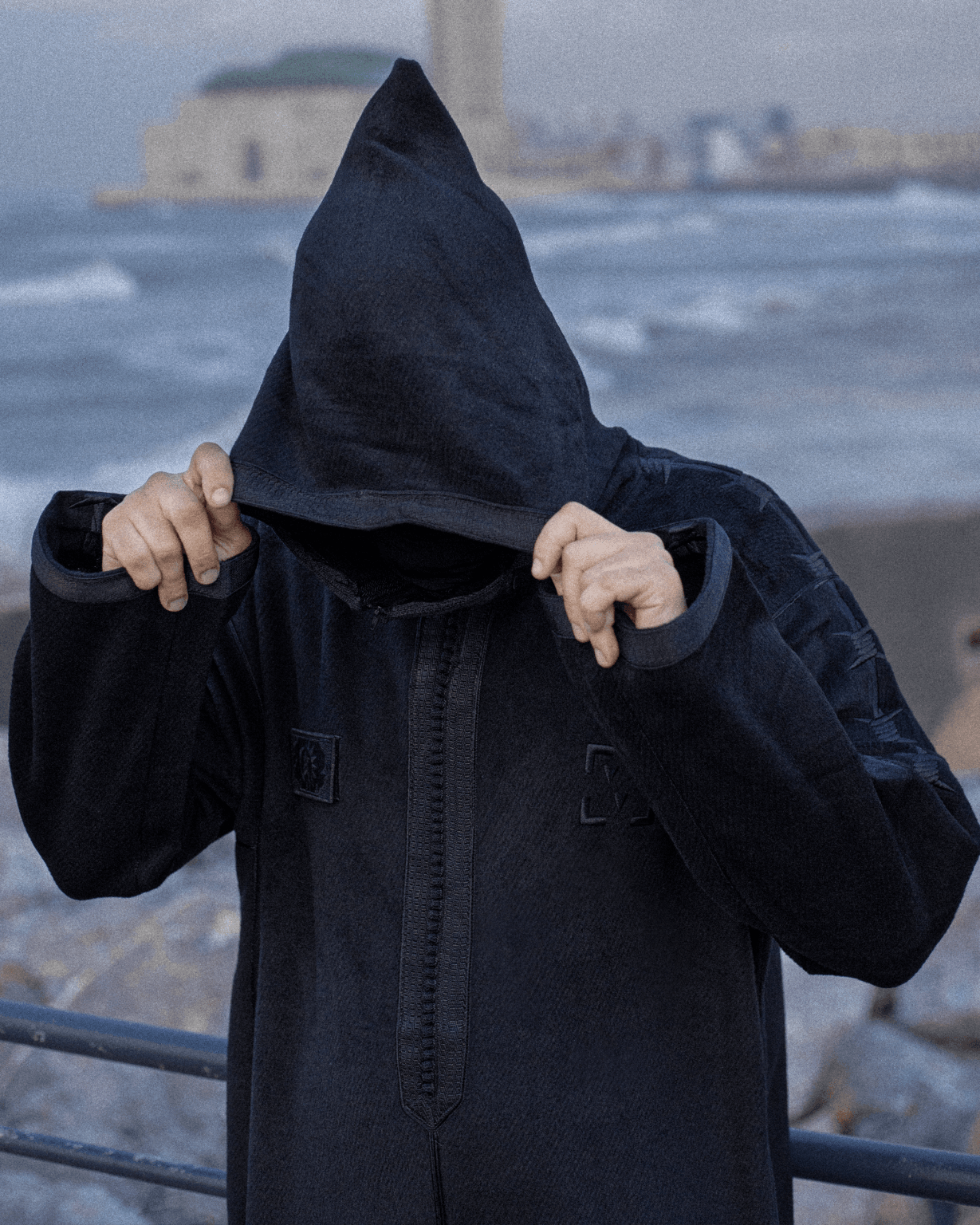 JELLABA VANTABLACK – DOSEI